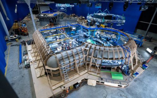 Avatar 2 : nouvelles photos de tournage, James Cameron prend la pose ...