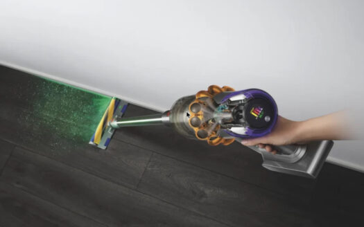 Dyson V15 Detect : grâce au laser de cet aspirateur balai, plus aucune ...