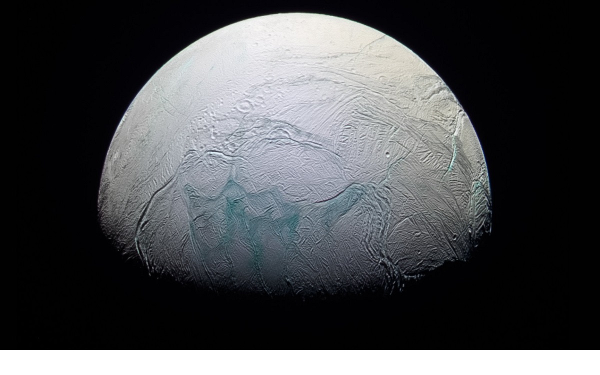 Espace : Encelade, l'une des lunes de Saturne, pourrait abriter des ...